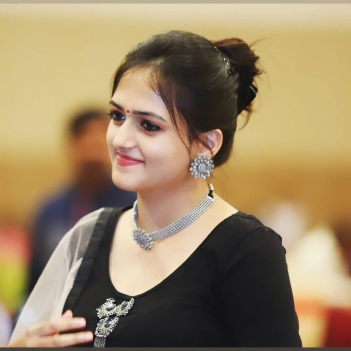 Singer Harika Narayan HD Photos and Wallpapers January 2021 - Gethu Cinema