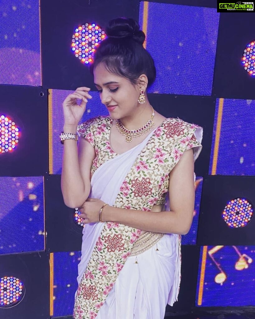 Singer Harika Narayan HD Instagram Photos and Wallpapers June 2021 ...