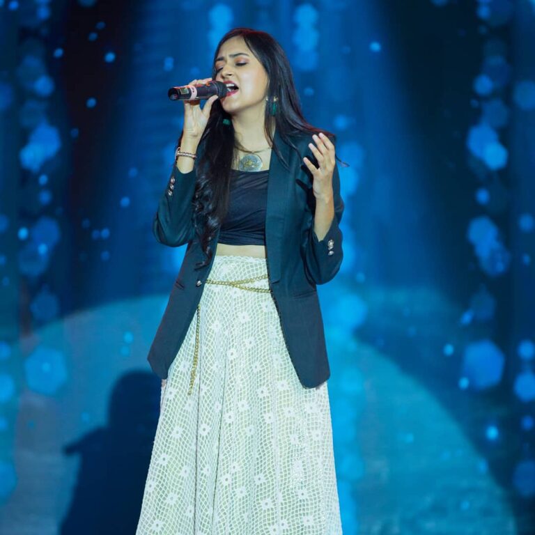 Singer Harika Narayan HD Photos and Wallpapers June 2021 | Gethu Cinema