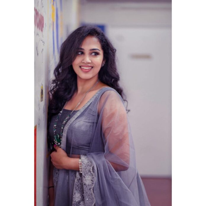 Singer Manisha Eerabathini HD Instagram Photos and Wallpapers August ...