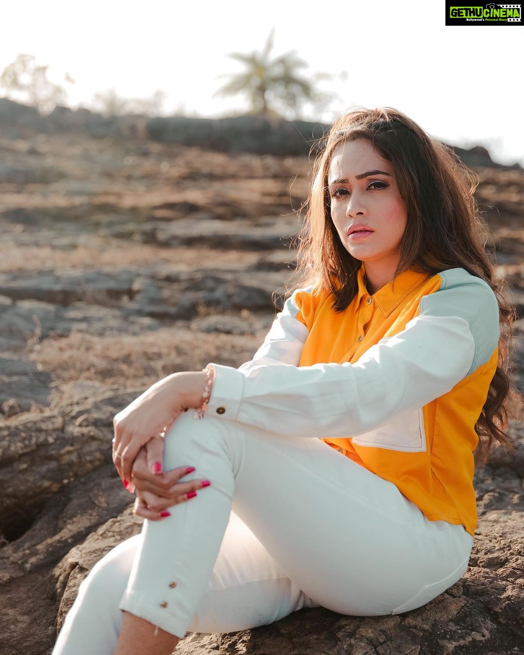 Aasiya Kazi Instagram – 🌼 Photographer:- @jaysingal_ Stylist ...