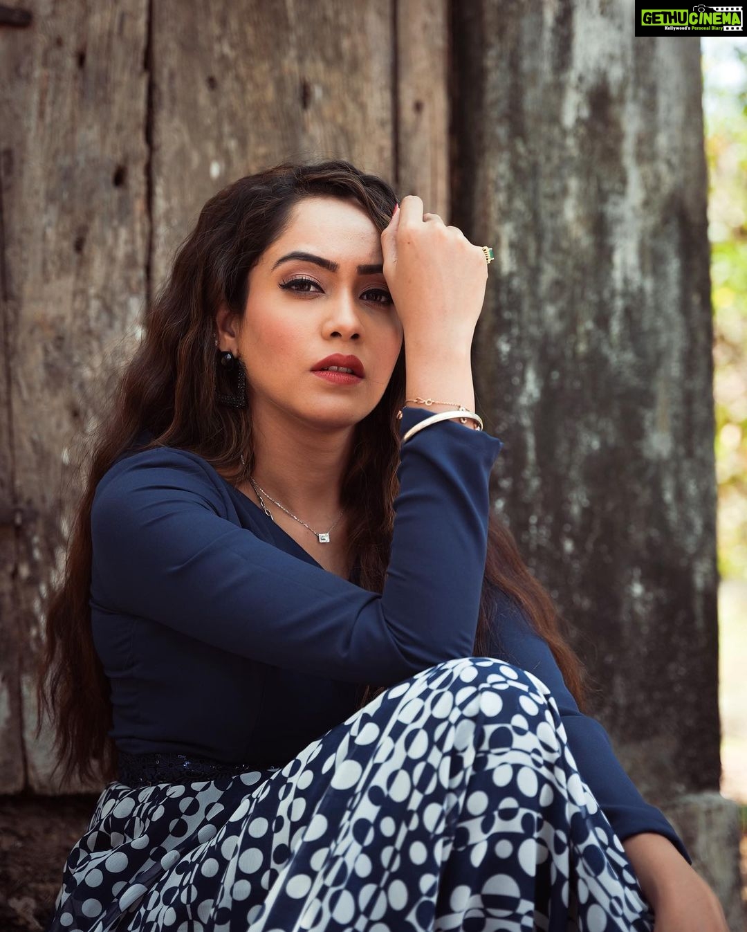 Aasiya Kazi Instagram – 🍂🍁 Photographer:- @jaysingal_ Stylist ...