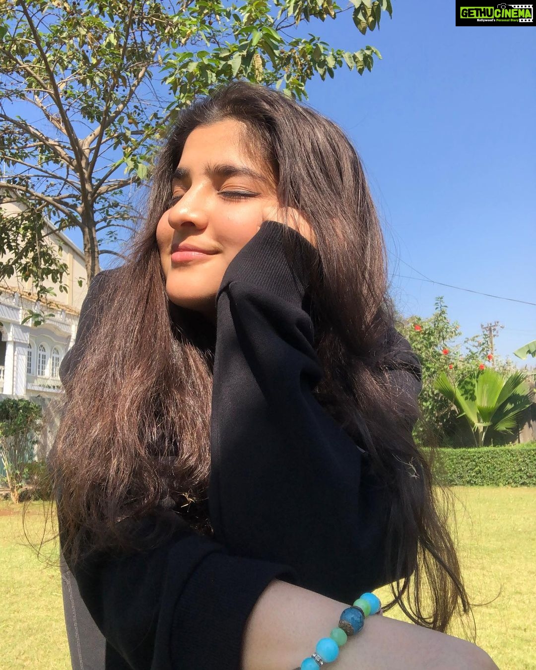 Ananya Agarwal Instagram – wildflower 🌻🍃 | Gethu Cinema