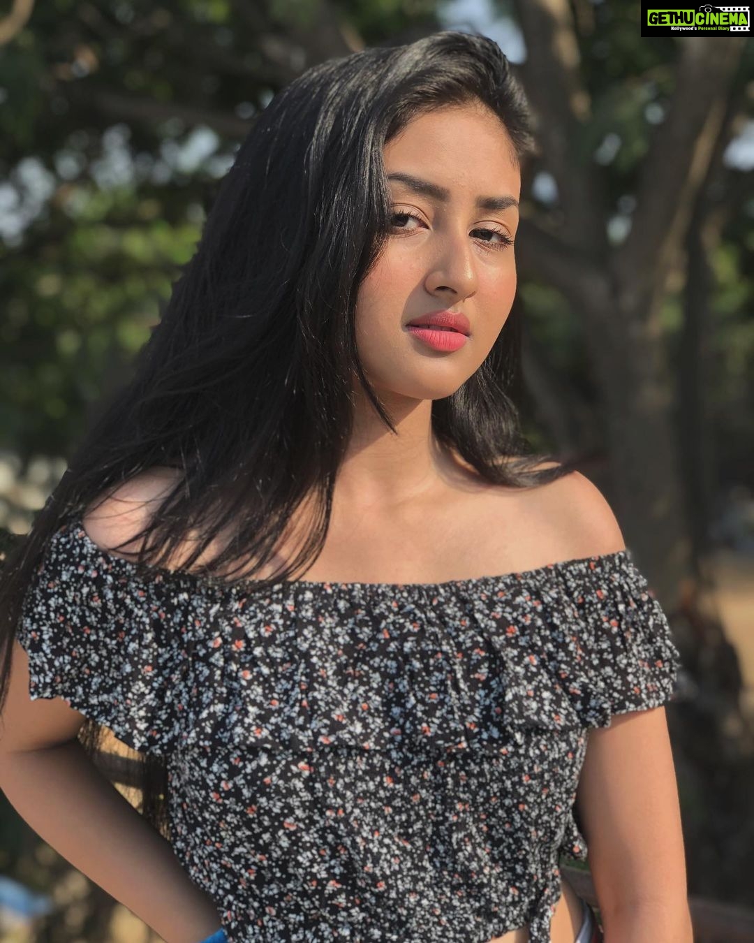 Anchal Sahu Instagram - Tu meri baahon mein duniya bhoola de🤍💫 @pravisht_m . . For more exciting ...