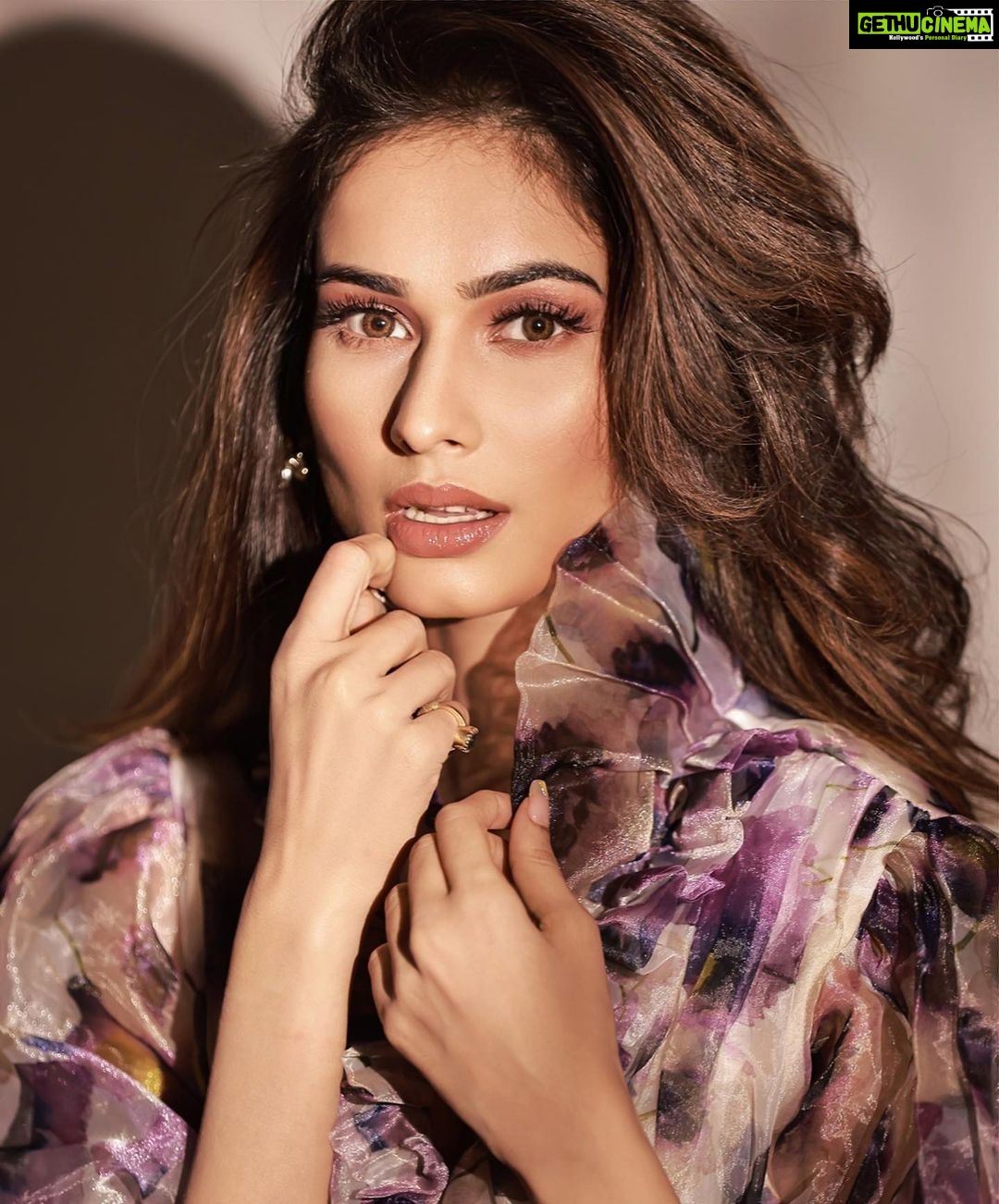 Actress Aneri Vajani HD Instagram Photos and Wallpapers November 2022 ...