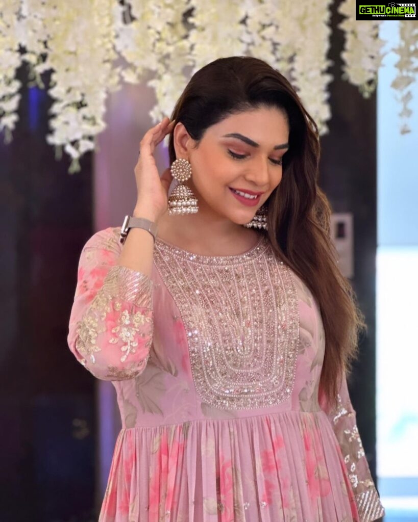 Actress Anjum Fakih HD Photos and Wallpapers December 2022 - Gethu Cinema