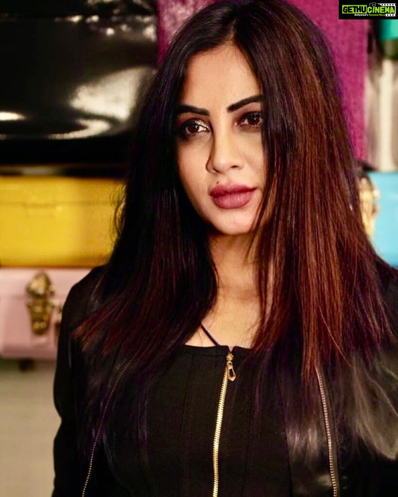 Actress Arshi Khan HD Instagram Photos and Wallpapers January 2023 | Gethu Cinema