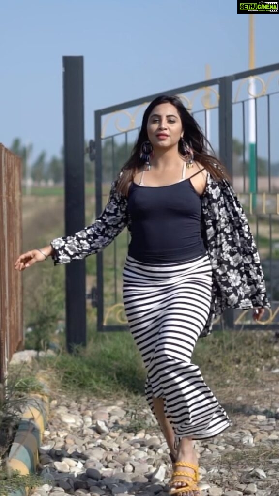 Actress Arshi Khan HD Instagram Photos and Wallpapers April 2022 | Gethu Cinema
