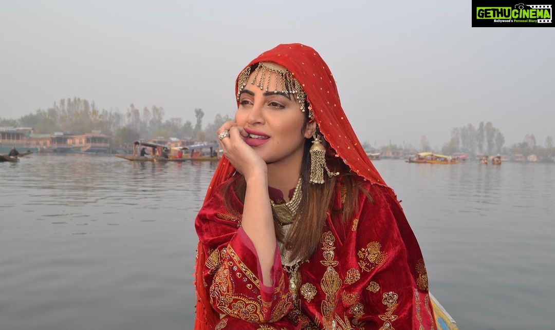 Actress Arshi Khan HD Photos and Wallpapers December 2021 - Gethu Cinema