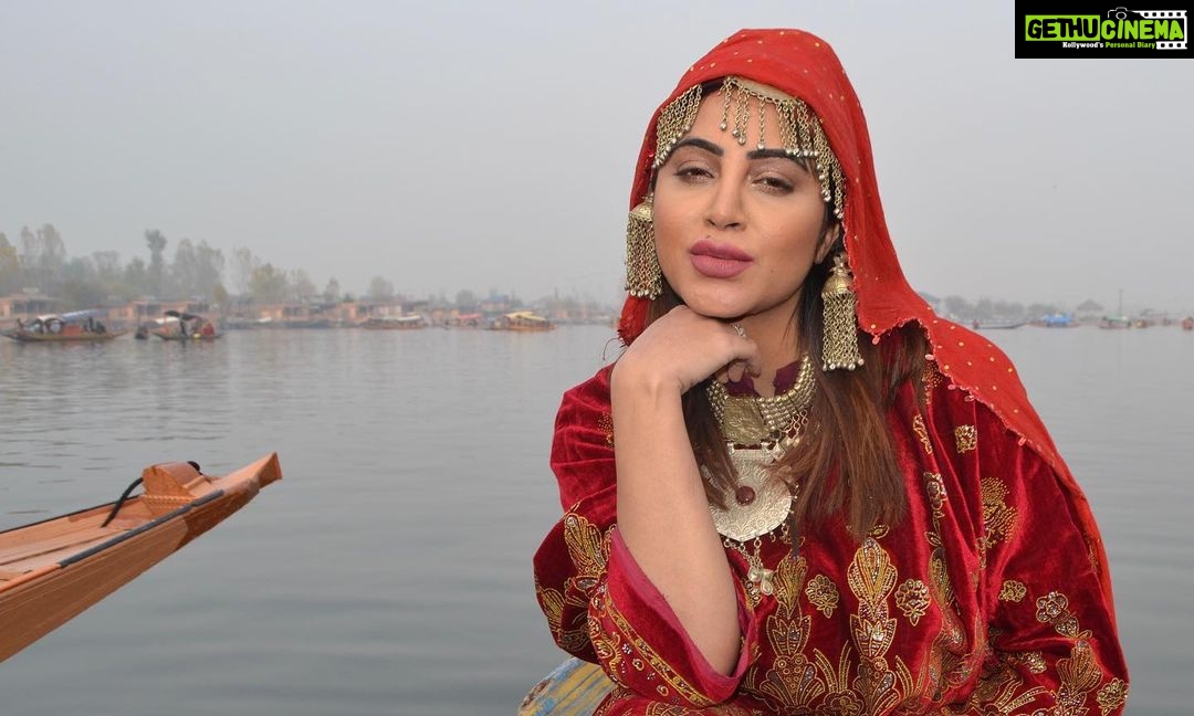 Actress Arshi Khan HD Photos and Wallpapers December 2021 - Gethu Cinema