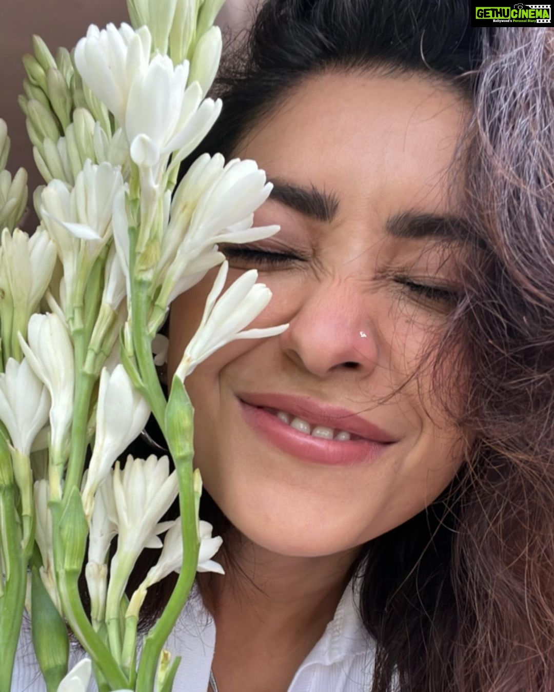 Actress Asha Negi HD Photos and Wallpapers July 2022 - Gethu Cinema