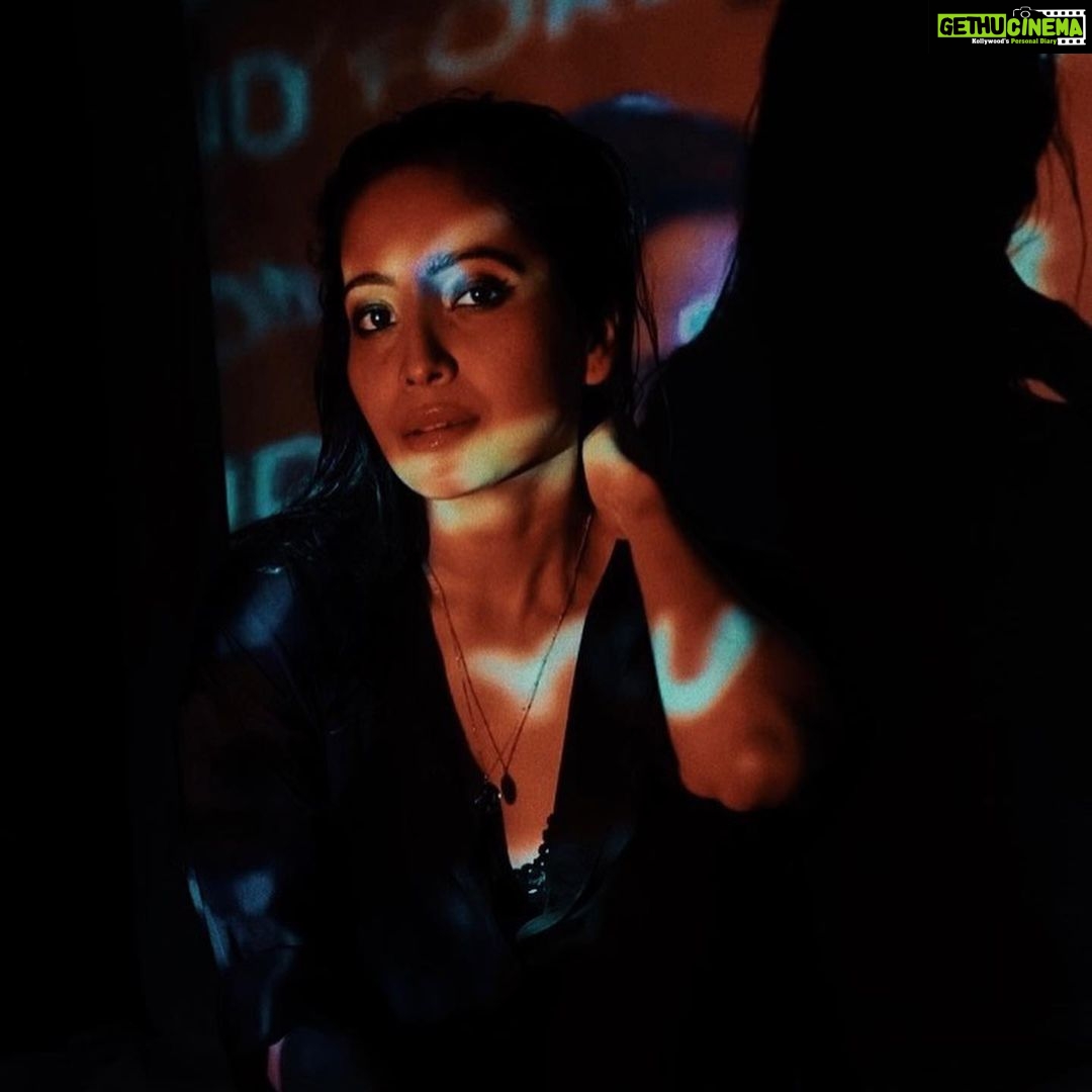 Asha Negi Instagram – City lights 🌆 . @pehelaggarwal @niharikavaggarwal @meher.tara.muah | Gethu ...