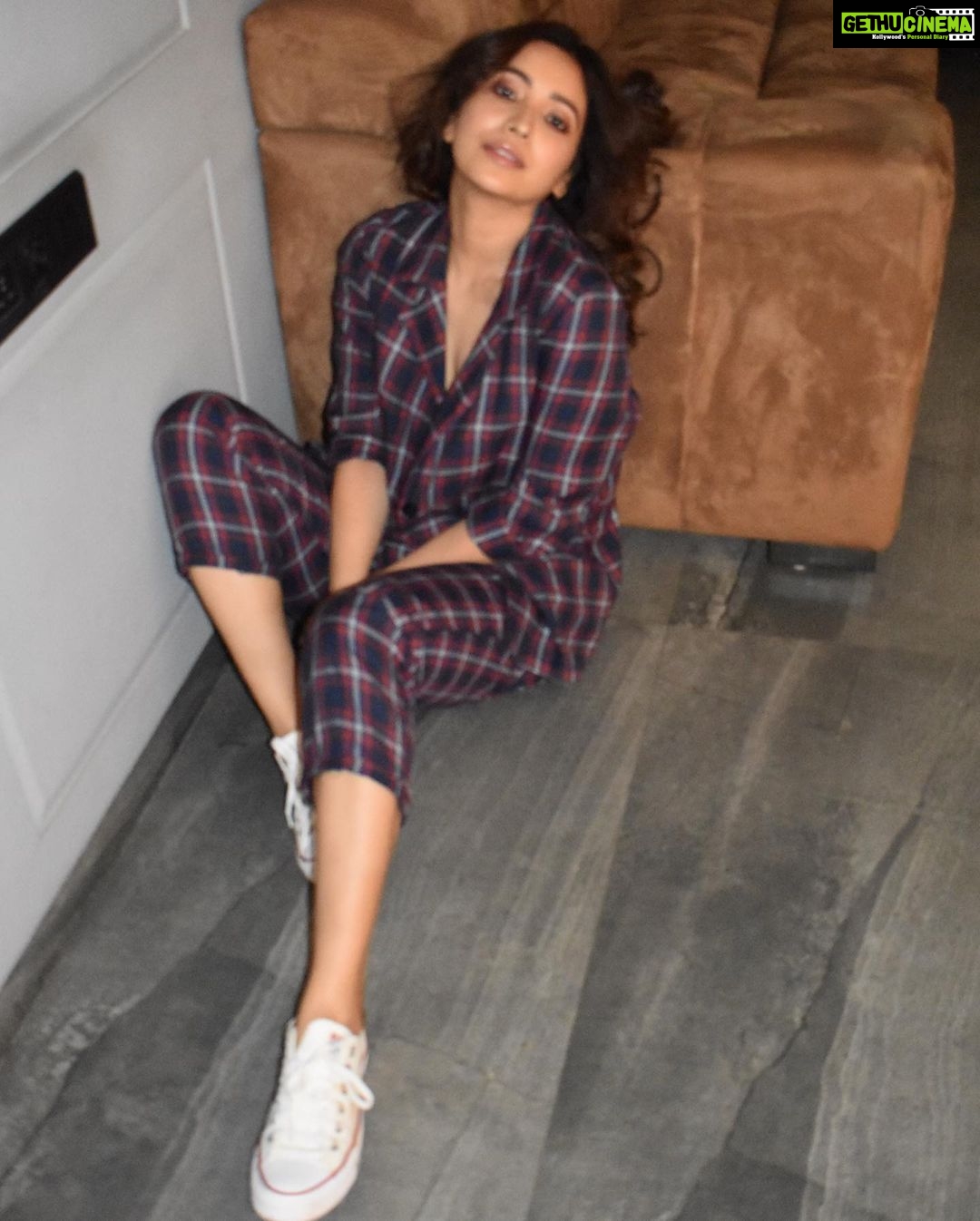 Asha Negi Instagram – 🍒🖤 . . @pehelaggarwal @niharikavaggarwal @meher.tara.muah | Gethu Cinema