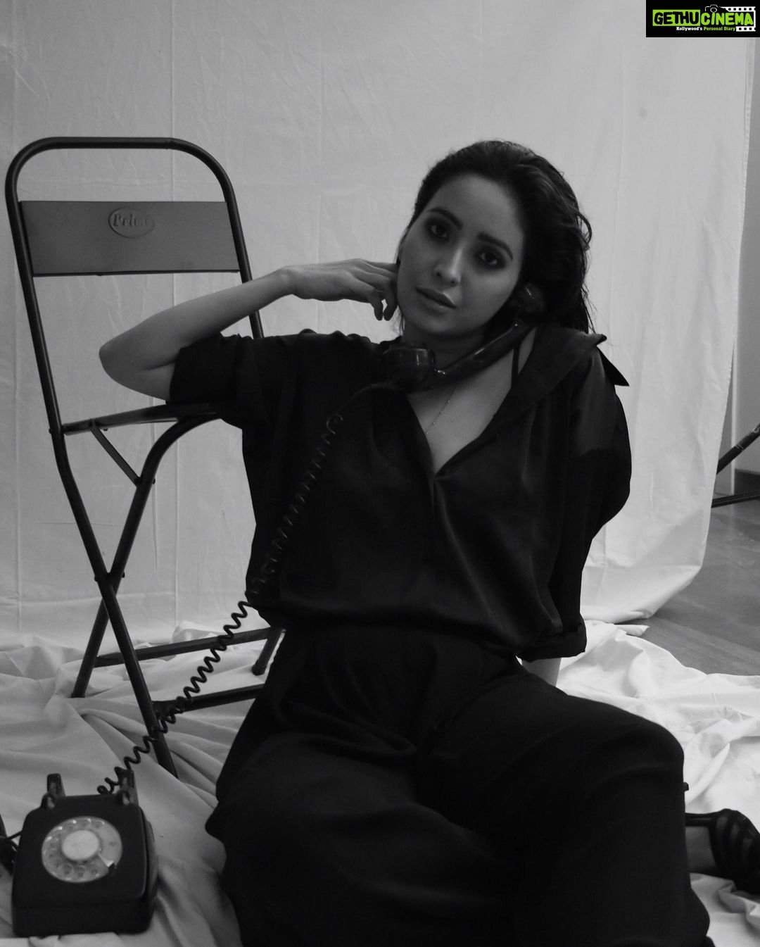 Asha Negi Instagram – How about Netflix and pizza??..🍕 . . @pehelaggarwal @niharikavaggarwal ...