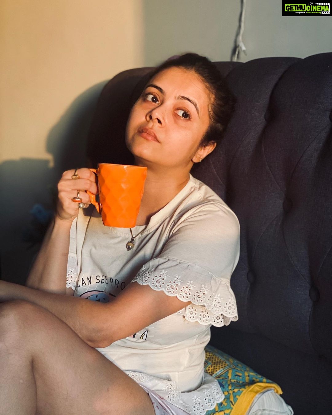 Devoleena Bhattacharjee Instagram – Main ,Meri Tea aur Corona😭🐣🧠 ...