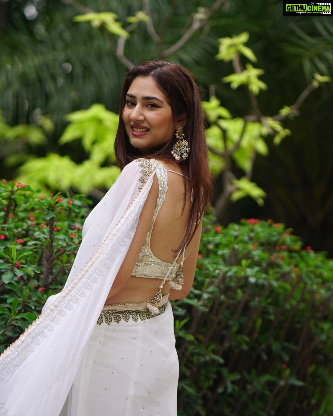 Actress Disha Parmar HD Instagram Photos and Wallpapers September 2022 ...