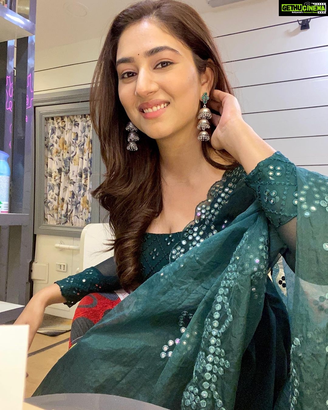 Disha Parmar Instagram – Now you know which profile I prefer! 😛 💚 ...