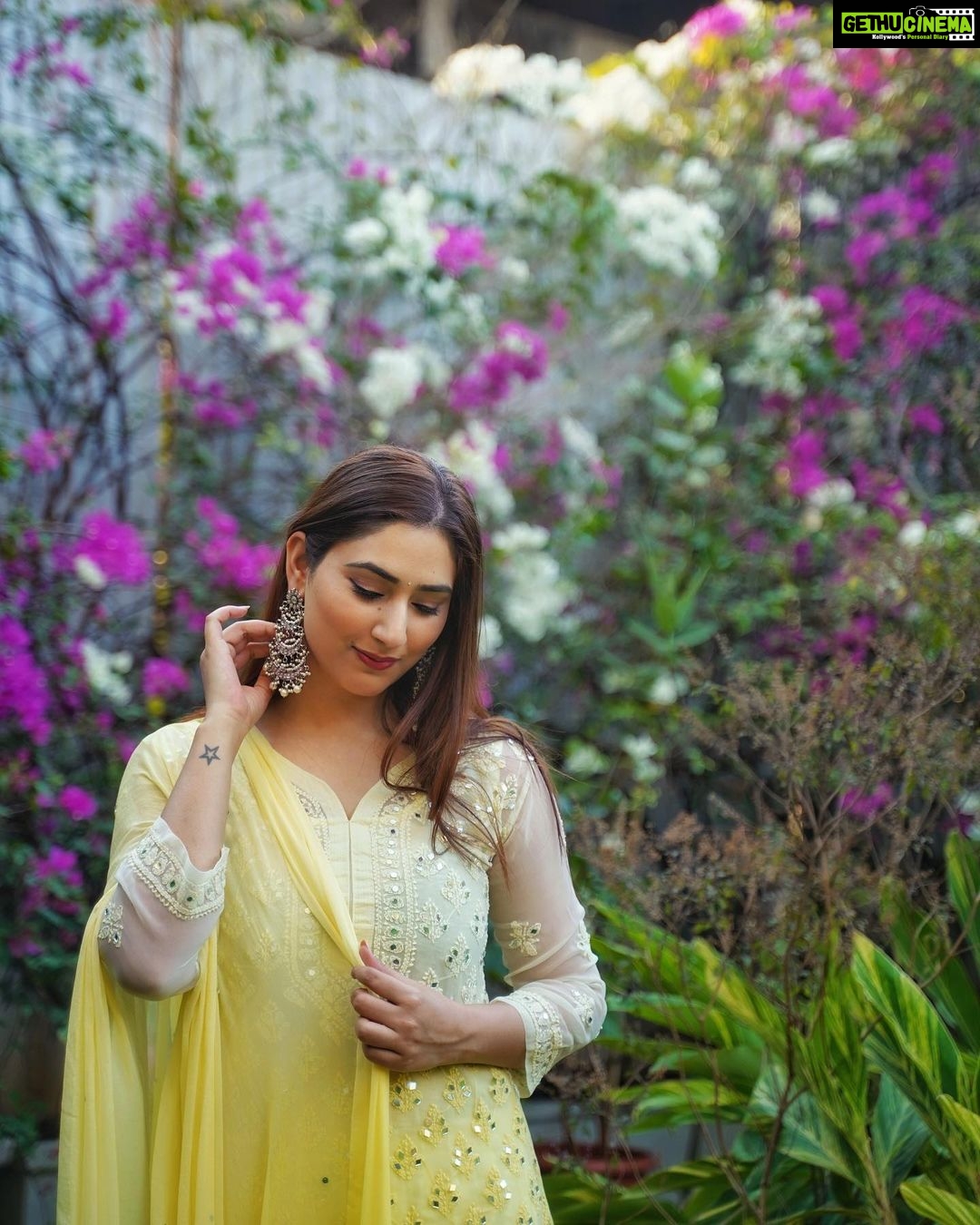 Disha Parmar Instagram – Xanthophile A lover of the colour Yellow 💛 📸 ...