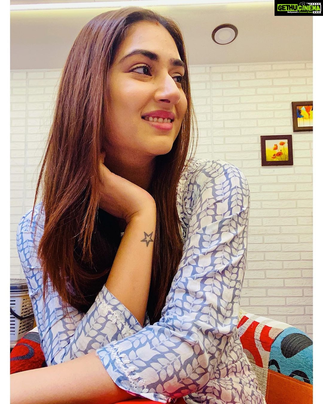 Disha Parmar Instagram – Same Place doing the same thing! 💫🙌🏻 Second ...