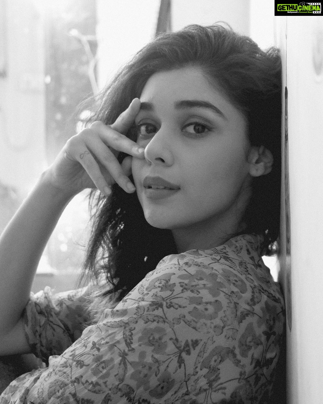 Actress Eisha Singh HD Photos and Wallpapers May 2021 - Gethu Cinema
