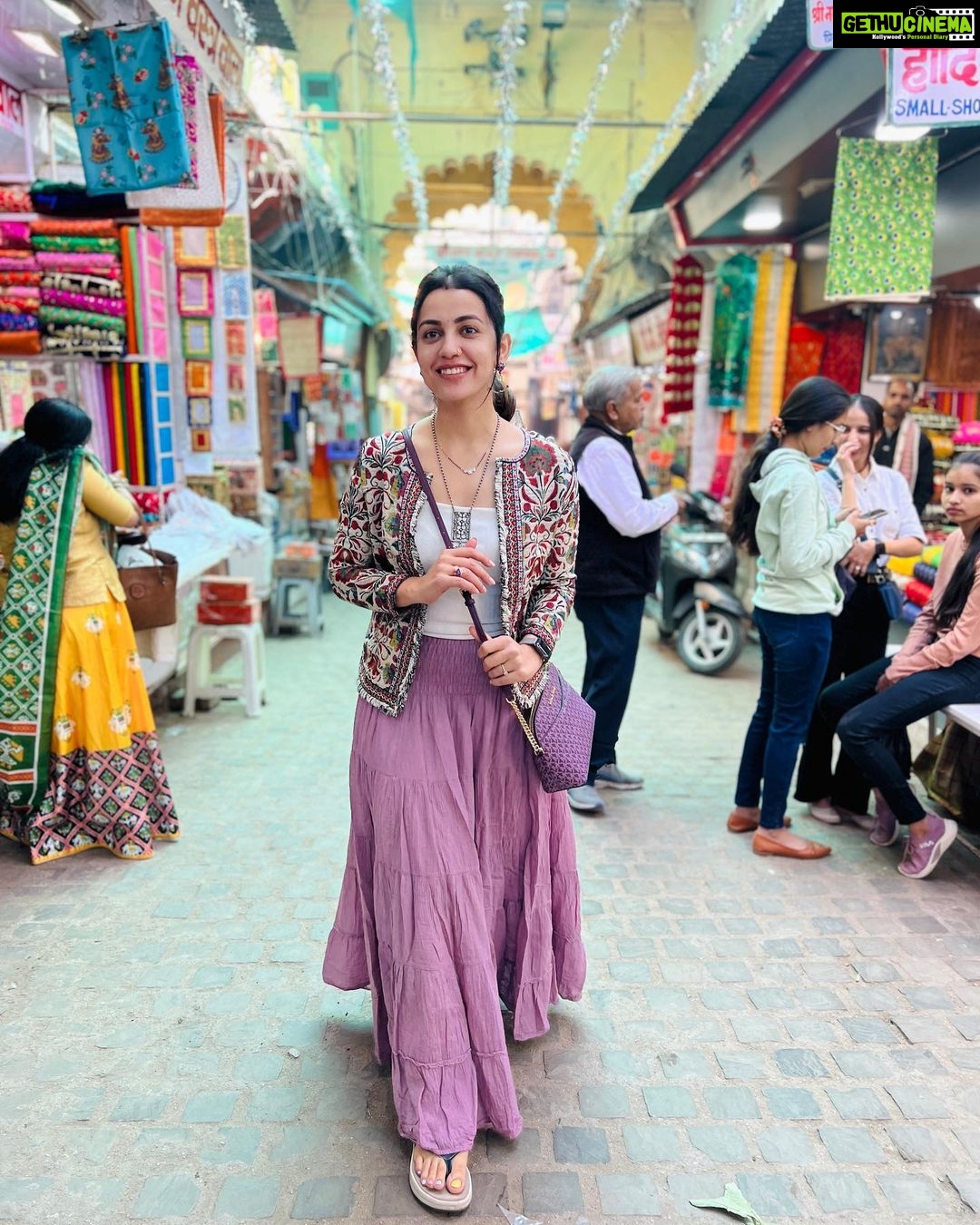 Esha Kansara Instagram - લાગણી છૂટે ના… ️ ️ ️ Shreenath Ji Temple ...