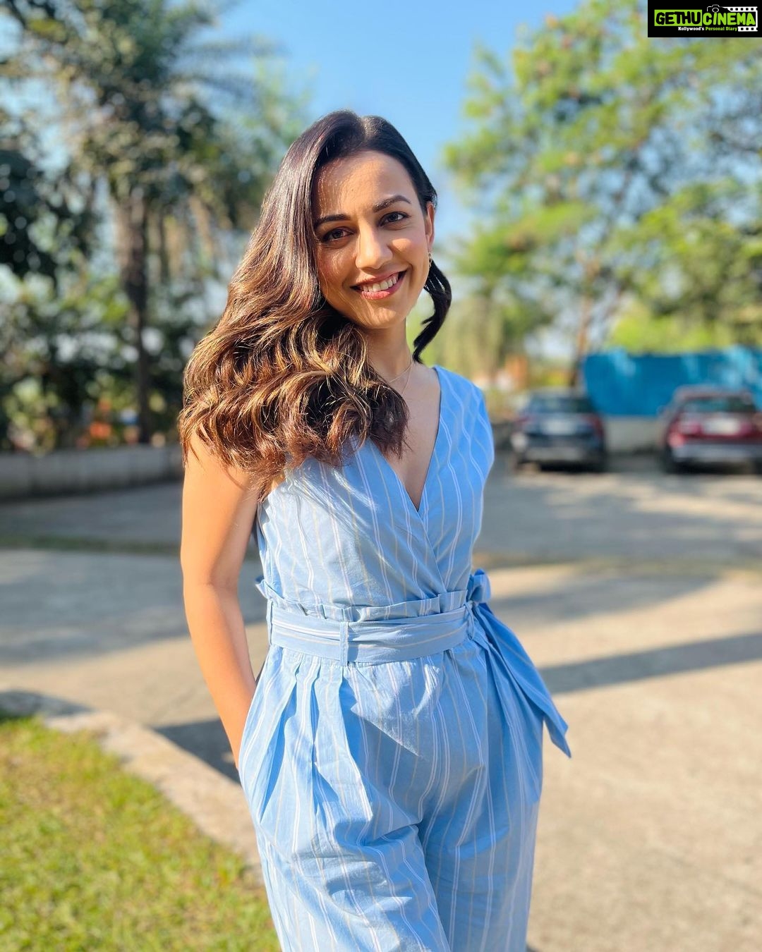 Esha Kansara Instagram – “Happy” Monday blues! 🤭 @filtercopy | Gethu Cinema