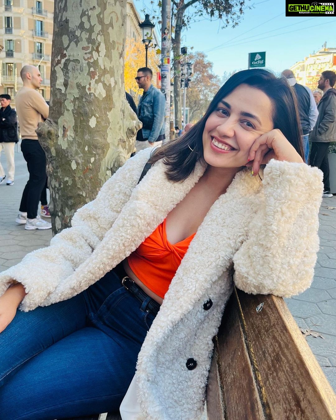 Esha Kansara Instagram – HONEYMOONY on the streets of Barcelona🥳 ️😃😍🥰🌸 ...
