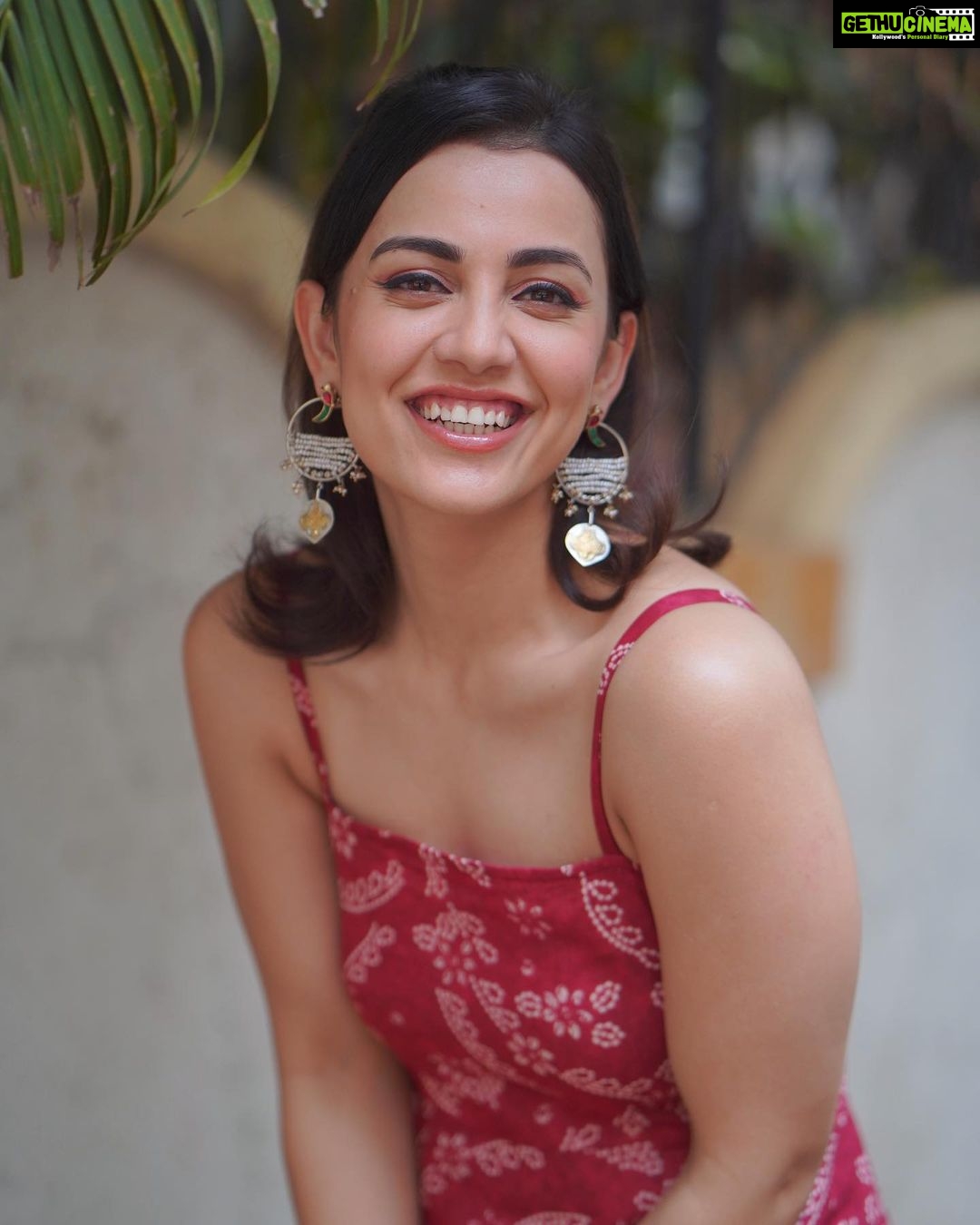 Esha Kansara Instagram – From being a Mithibai Student, to being called ...