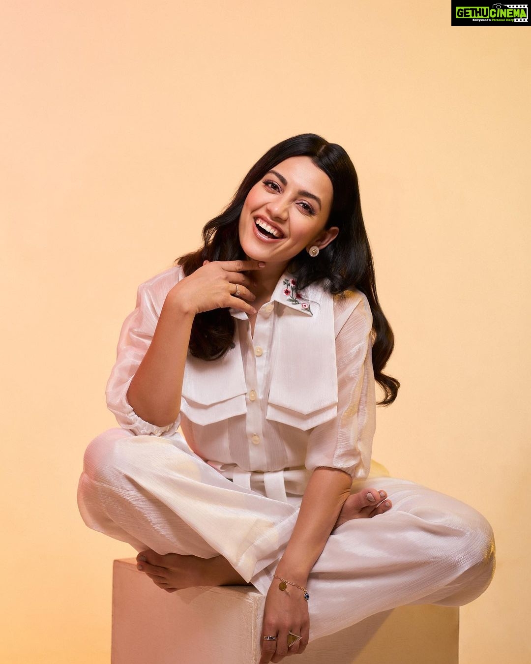 Esha Kansara Instagram – Happy new financial year 2023-2024🤪 May you ...