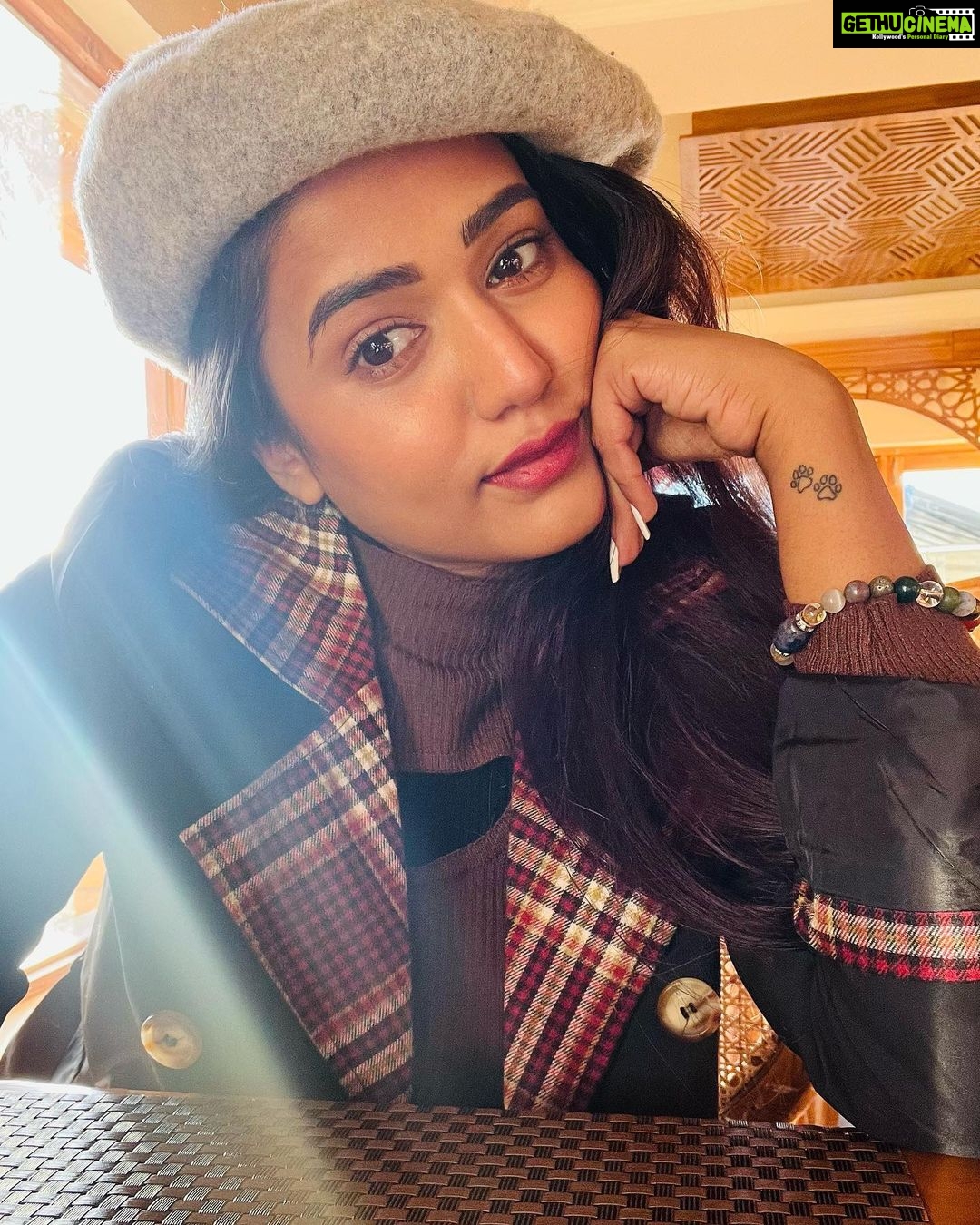 Garima Chaurasia Instagram – Good morning guys☀️🤓 . 1-let’s pose 2- Let ...