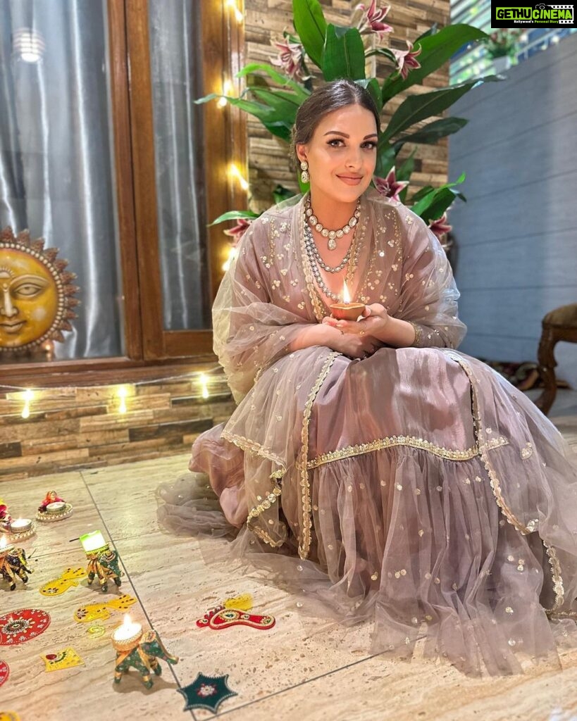 Actress Himanshi Khurana HD Photos and Wallpapers October 2022 - Gethu ...