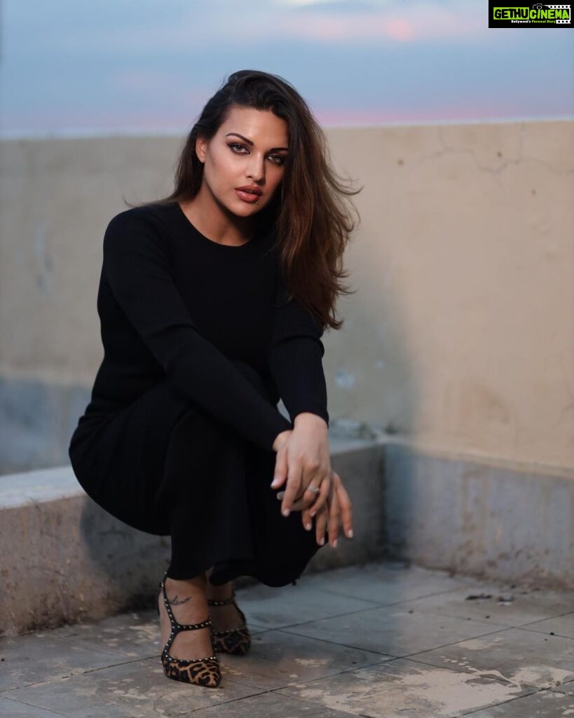 Actress Himanshi Khurana HD Photos and Wallpapers October 2022 - Gethu ...
