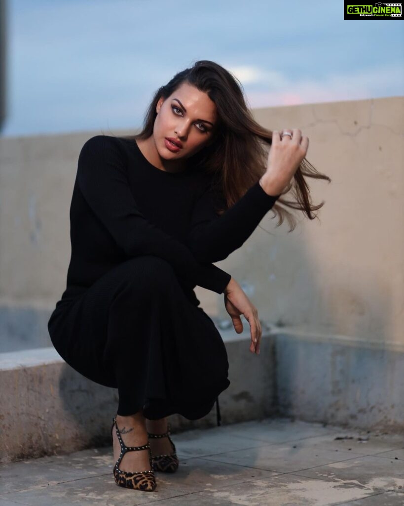 Actress Himanshi Khurana HD Photos and Wallpapers October 2022 - Gethu ...