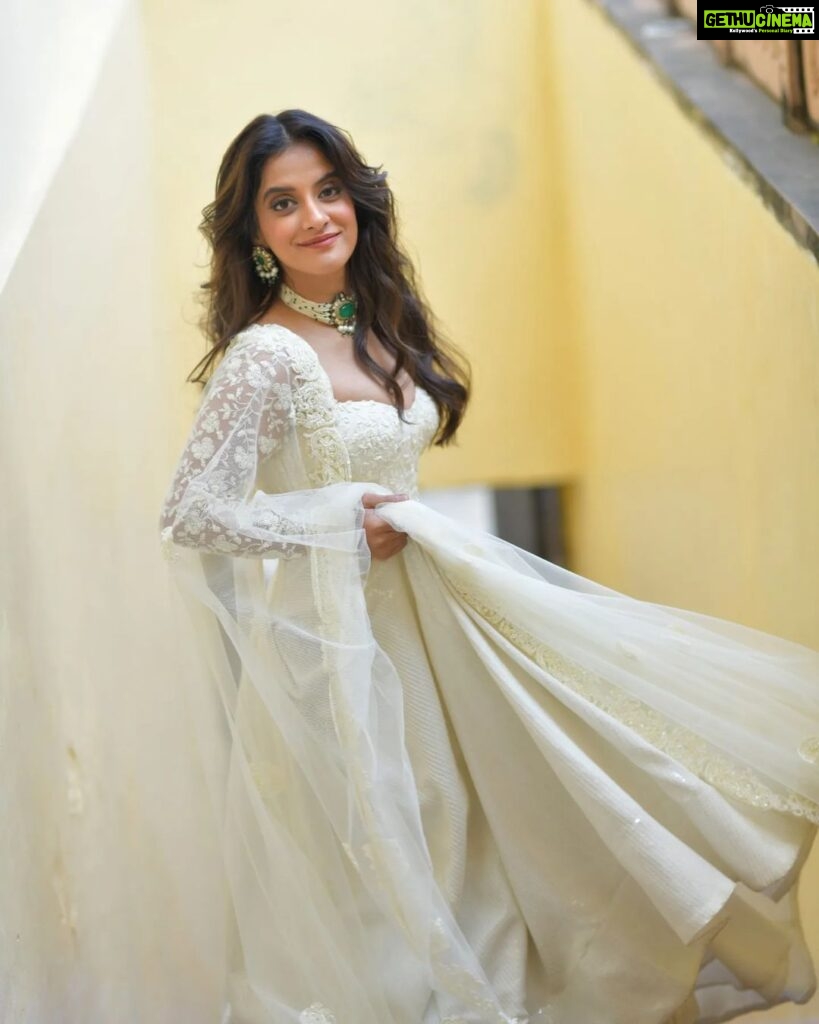 Singer Jasleen Royal HD Instagram Photos and Wallpapers March 2023 ...