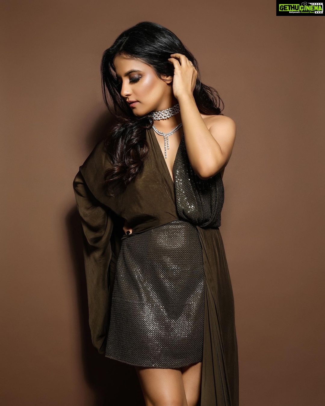 Singer Jasleen Royal HD Instagram Photos and Wallpapers April 2022 ...