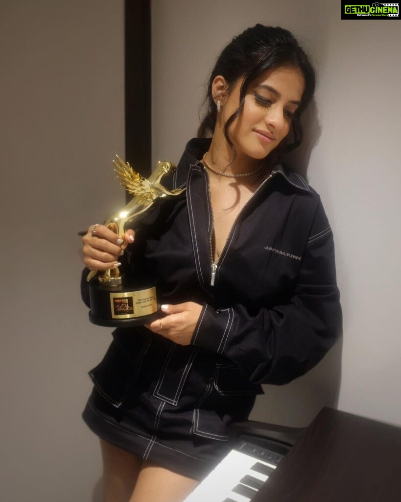 Singer Jasleen Royal HD Instagram Photos and Wallpapers June 2022 ...
