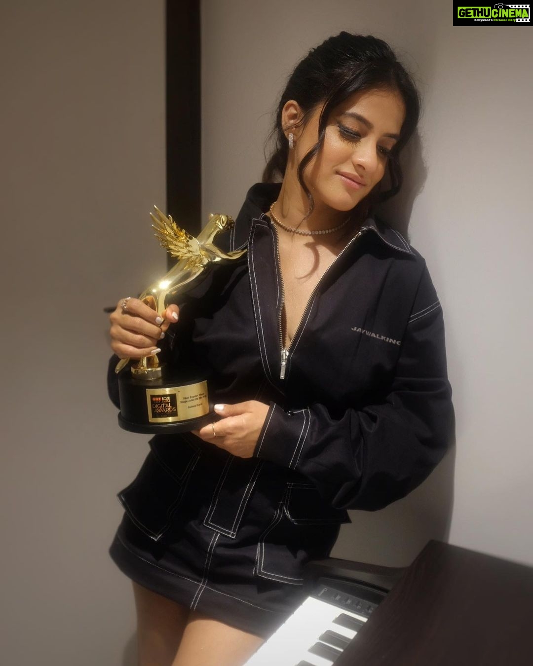 Singer Jasleen Royal HD Instagram Photos and Wallpapers June 2022 ...