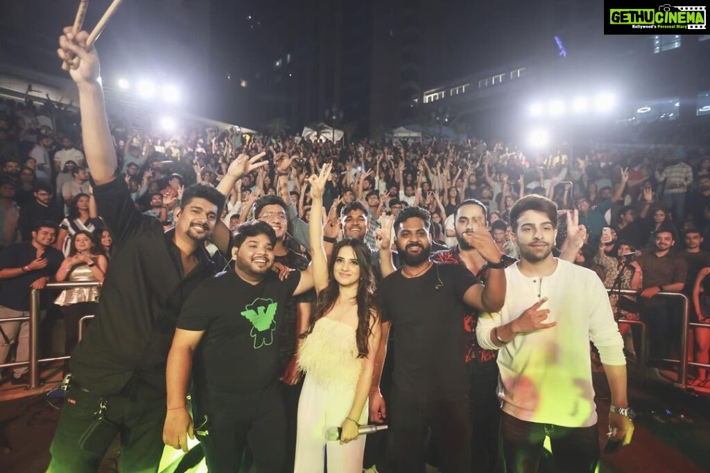 Singer Jasleen Royal HD Instagram Photos and Wallpapers June 2022 ...