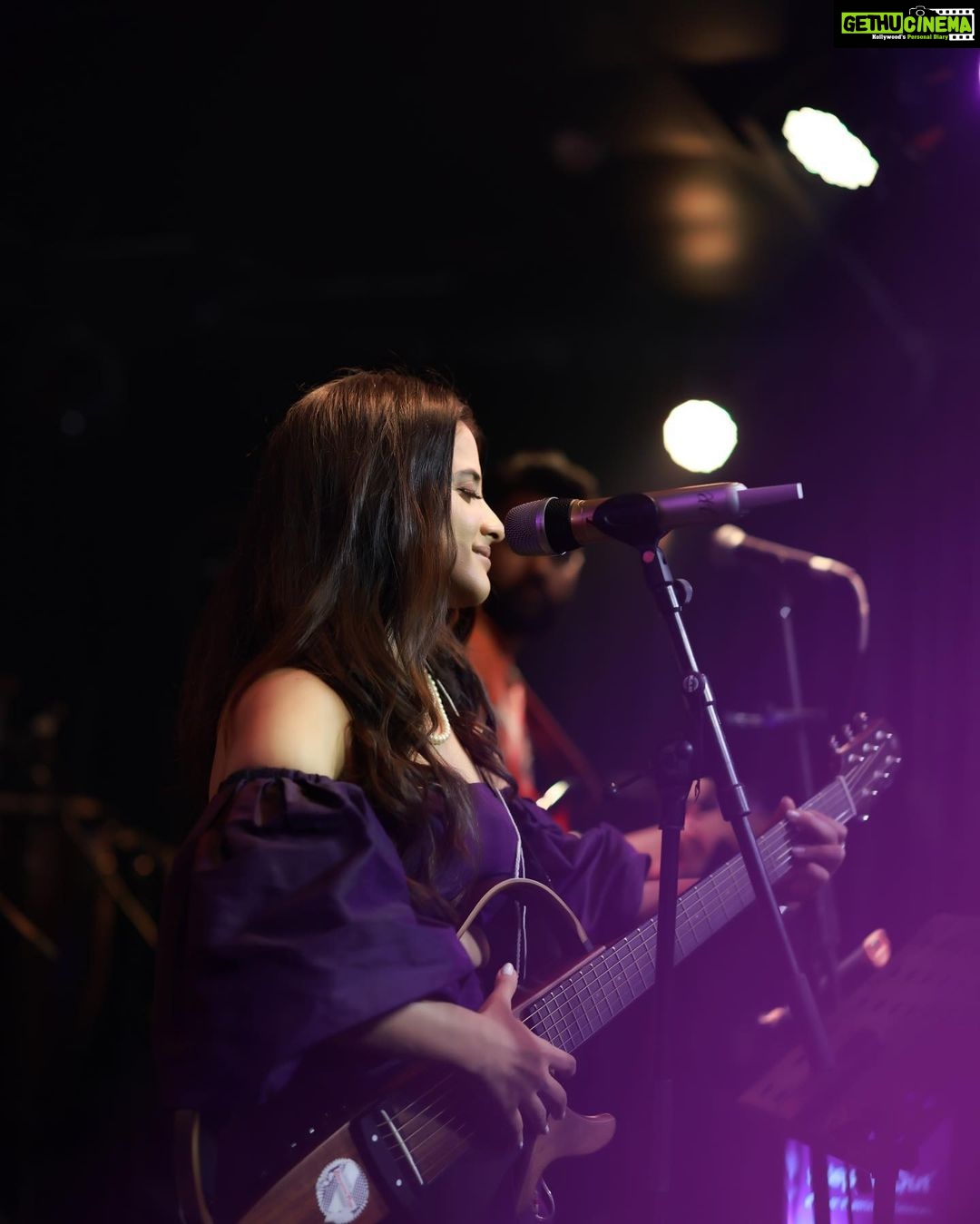 Singer Jasleen Royal HD Instagram Photos and Wallpapers June 2022 ...