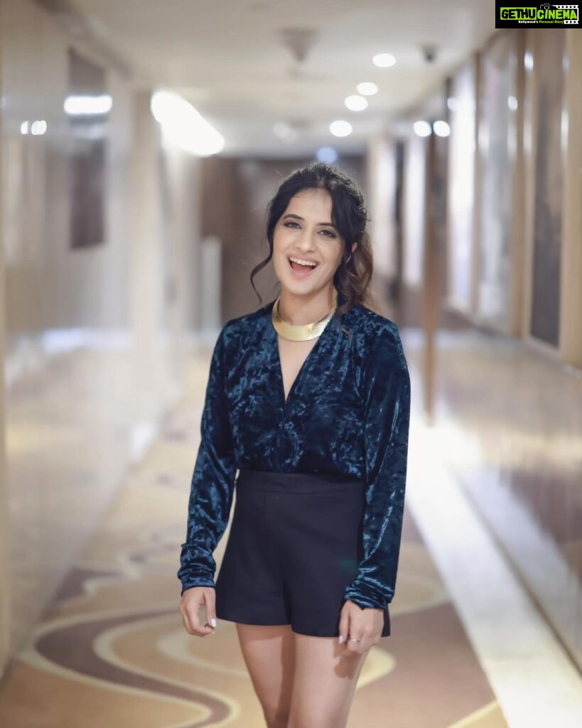 Singer Jasleen Royal HD Instagram Photos and Wallpapers April 2022 ...