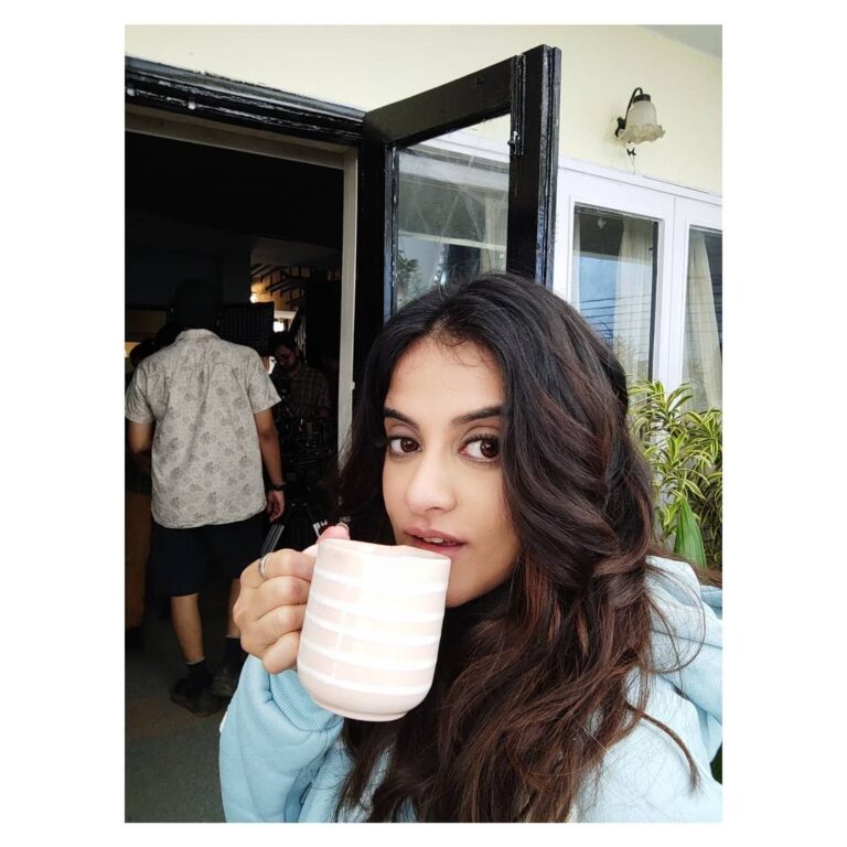 Singer Jasleen Royal HD Photos and Wallpapers November 2021 - Gethu Cinema