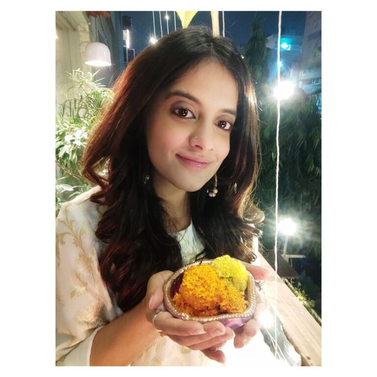 Singer Jasleen Royal HD Photos and Wallpapers November 2021 - Gethu Cinema