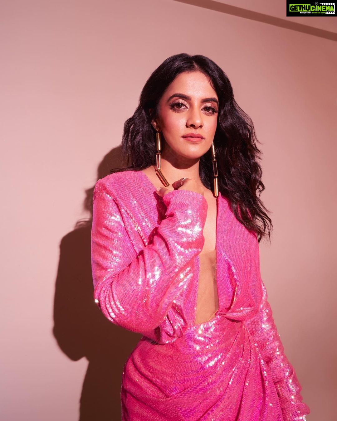 Singer Jasleen Royal HD Instagram Photos and Wallpapers November 2022 ...