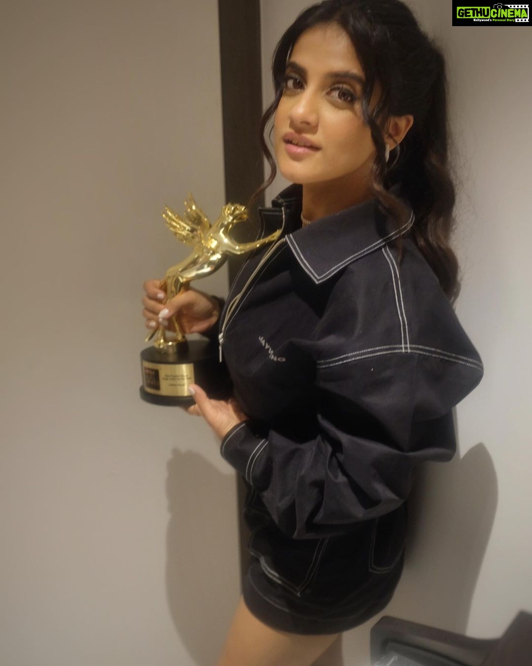 Jasleen Royal Instagram – Gearing up for the weekend 💫 #FridayFeels ...