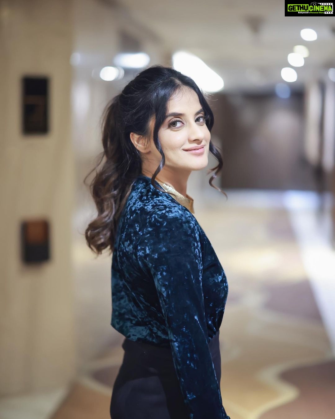 Jasleen Royal Instagram – Gearing up for the weekend 💫 #FridayFeels ...