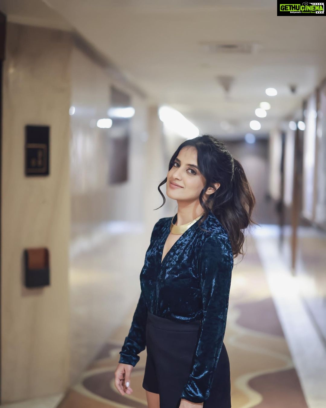 Singer Jasleen Royal HD Instagram Photos and Wallpapers April 2022 ...