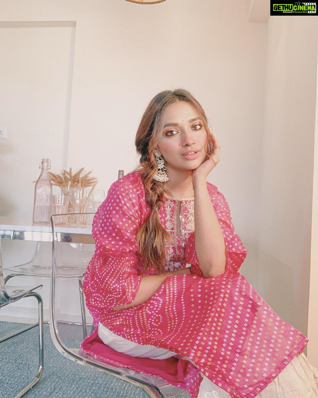 Jiya Shankar Instagram – Styled by @styling.your.soul Wearing @varanga ...