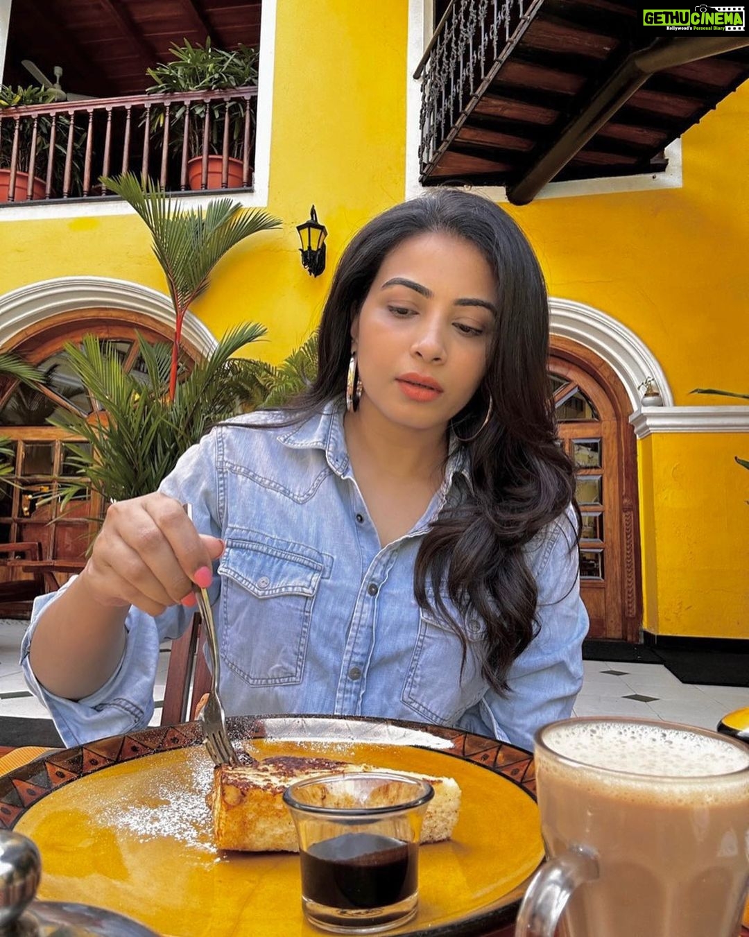 Kavya Shetty Instagram - When unsure about what to wear, drape a saree ...