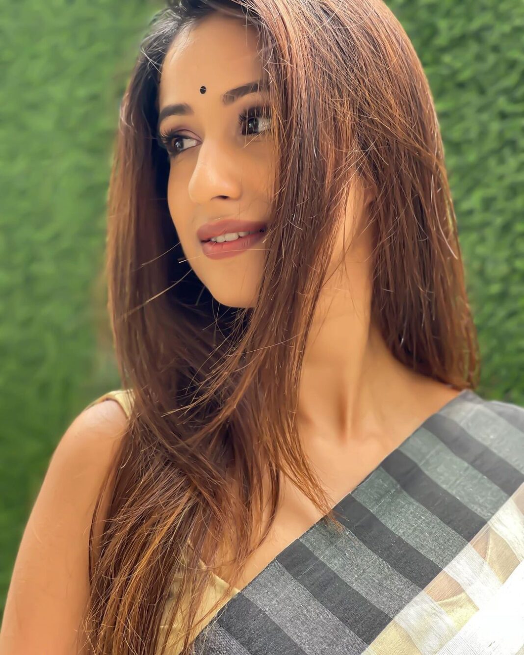 Actress Maera Mishra HD Photos and Wallpapers March 2023 - Gethu Cinema