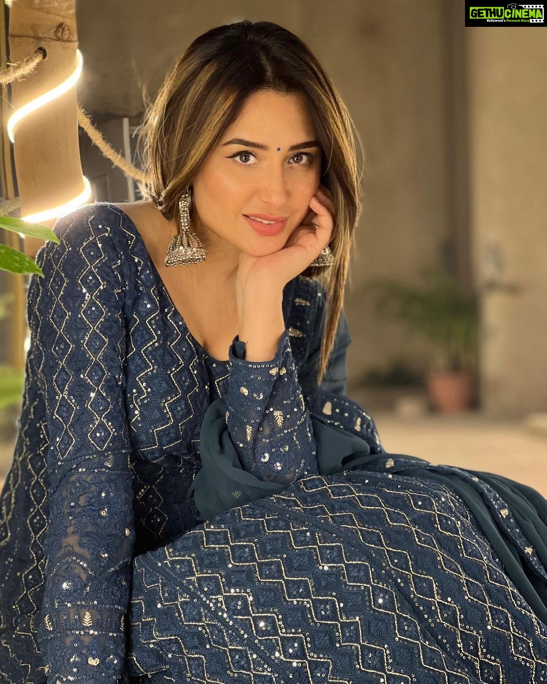 Mahira Sharma Instagram – Happy Diwali 🪔 . . @dfrxclusive | Gethu Cinema